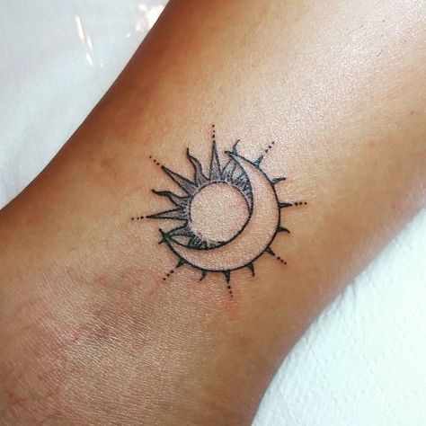 Tatouage lune : Signification, symboles et exemples - Mon Tatoueur